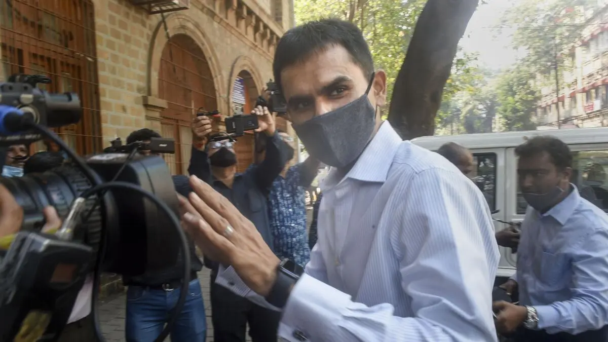 Tainted ex-NCB officer Sameer Wankhede went abroad, bought expensive watches, charges CBI - The ...